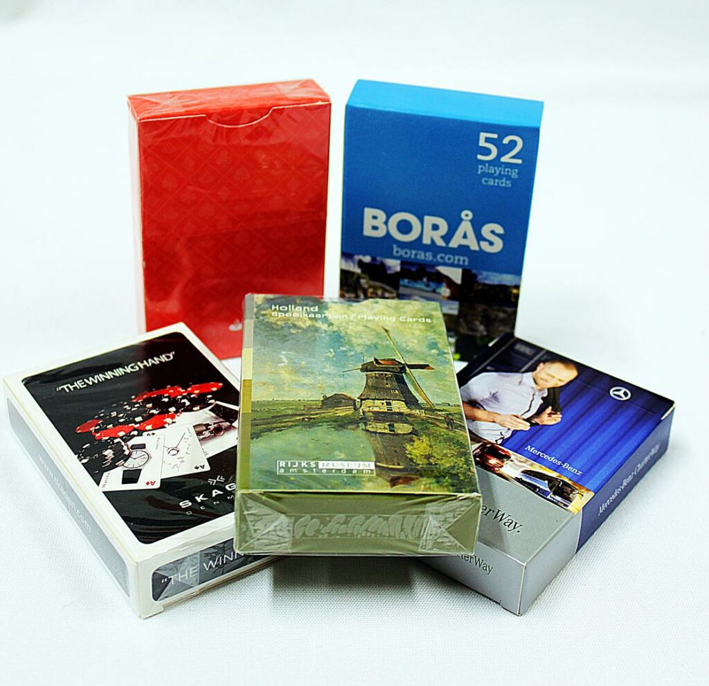 Pelikortit omalla painatuksella